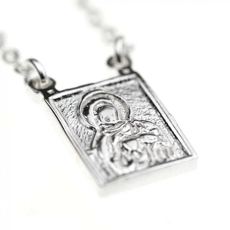 Escapulario estilo tradicional en plata, relieve moderno