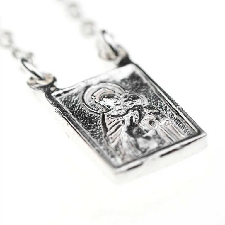 Escapulario estilo tradicional en plata, relieve moderno